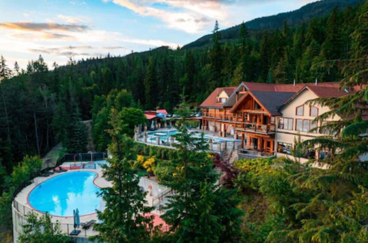 Halcyon Hot Springs Resort Reviews, Deals & Photos 2023 - Expedia.ca