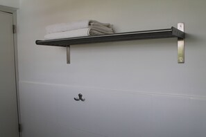 Quarto ( 3 ) | Casa de banho | Um polibã, toalhas fornecidas