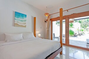 Deluxe Double Room In Front of Pool | Secretária, cortinas/cortinados opacos, Wi-fi grátis