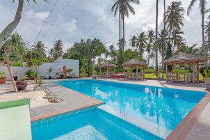 Piscina exterior, guarda-sóis, espreguiçadeiras