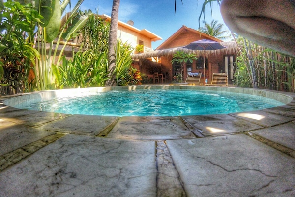 Piscina interna, guarda-sóis, espreguiçadeiras