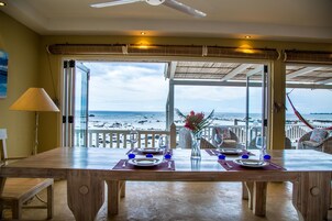 Villa Superior, 3 quartos, vista para a praia | Refeições no quarto