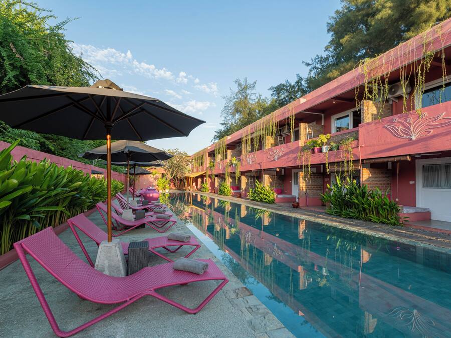 Piscina exterior, espreguiçadeiras