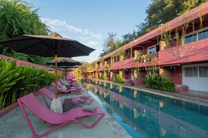 Piscina exterior, espreguiçadeiras