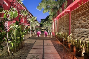 Piscina exterior, espreguiçadeiras 