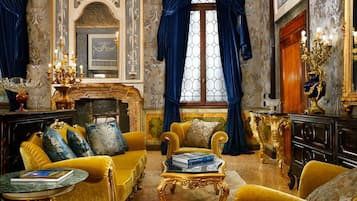Suite de Luxo | Sala de estar | Smart TV de 32 polegadas com canais via satélite