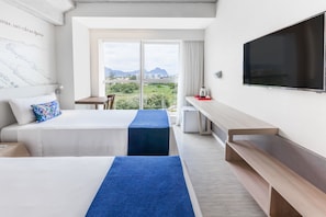 Minibar, cofre no quarto, secretária, cortinas/cortinados opacos