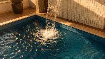 Piscina externa, guarda-sóis, espreguiçadeiras