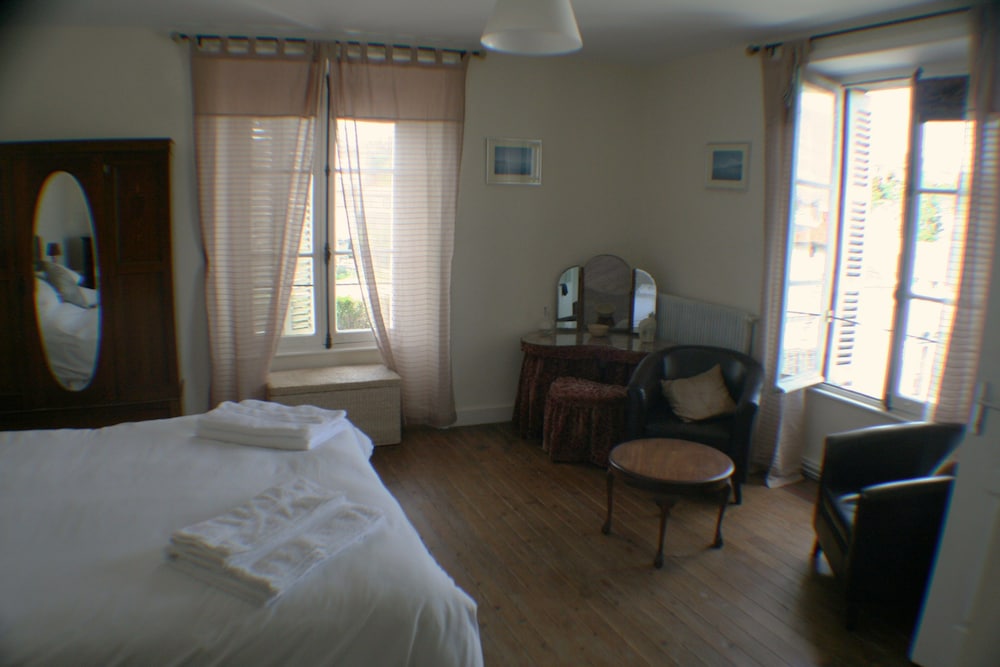 Le Voltaire Chambres Et Table D'hotes - Deux-Sèvres