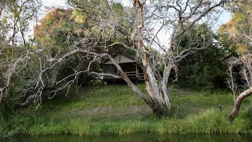 Chalé (Tented Chalet) | Camas com colchões de espuma com sistema de memória, frigobar