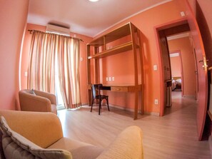 Quarto Duplo de Luxo | Sala de estar | Televisor LCD de 42 polegadas com canais por cabo, televisor 