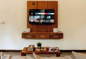 Villa Premier, 2 quartos, piscina privativa, vista para a piscina | Sala de estar | Televisor de ecrã plano de 32 polegadas com canais via satélite 