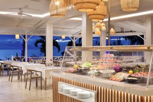 2 restaurantes: servem pequenos-almoços, almoços e jantares