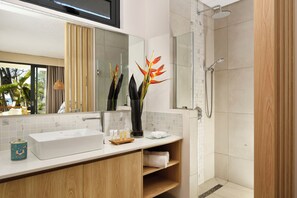 Frigobar, cofres nos quartos, individualmente decorados