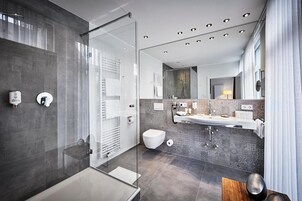 Quarto Duplo Superior | Casa de banho | Artigos de higiene pessoal grátis, um secador de cabelo, roupões 