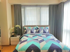 Suíte estúdio panorâmica, 1 cama Queen, geladeira e micro-ondas, vista para a cidade | Roupas de cama de algodão egípcio, roupas de cama premium