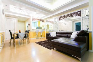 Apartamento luxo, 1 quarto, cozinha, vista para a cidade | Opções para refeição no quarto