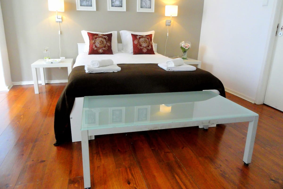 Large 1 Bedroom Apartment, Parreiras | Cortinas/cortinados opacos, ferro/tábua de engomar, Wi-fi grátis