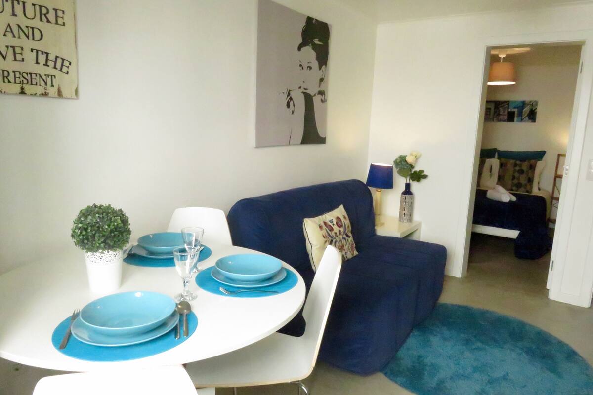 Large 1 Bedroom Apartment, Parreiras Well | Sala de estar | TV de ecrã plano