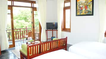 Frigobar, cofres nos quartos, escrivaninha, cortinas blackout