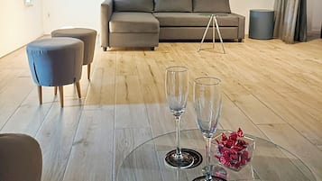 Suíte júnior, banheira de hidromassagem (+Terrace) | 1 quarto, edredons de pluma, cofres nos quartos, cortinas blackout