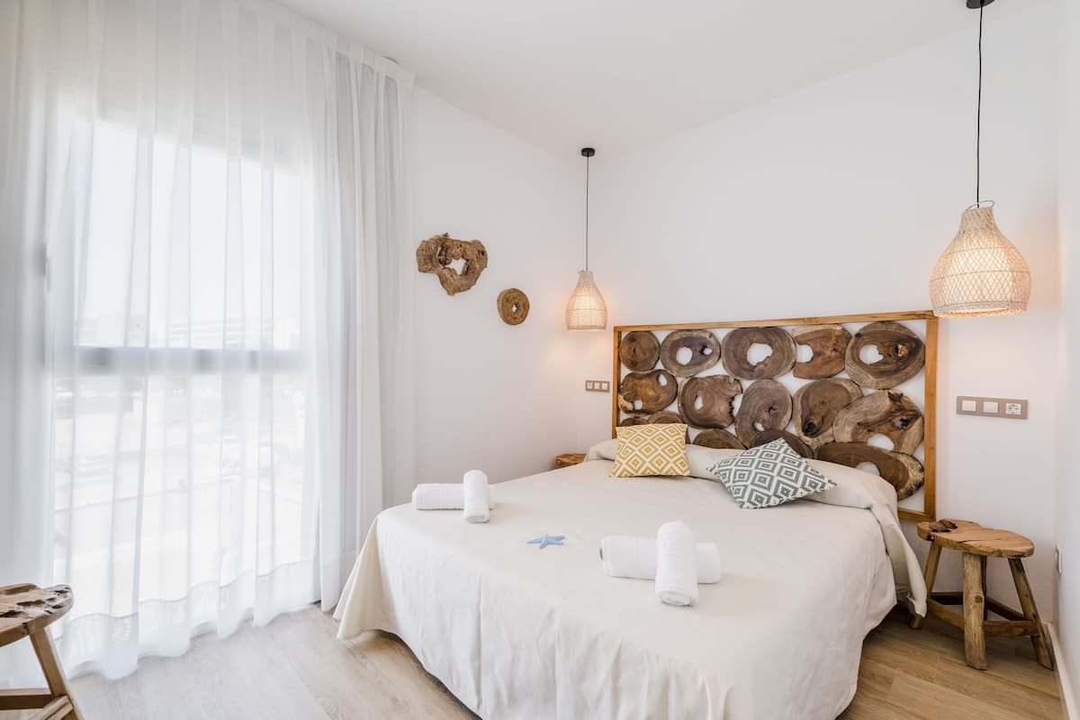 Quarto Duplo | Minibar, cofre no quarto, secretária, cortinas/cortinados opacos