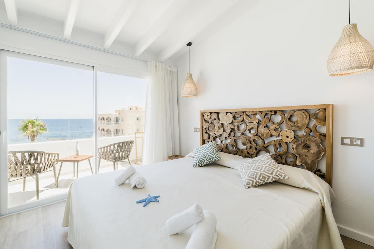 Suite, terraço, vista para o mar (Es Vedra) | Minibar, cofre no quarto, secretária, cortinas/cortinados opacos
