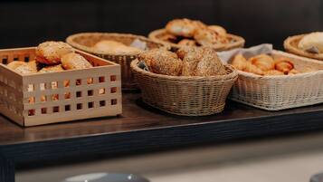 Pequeno-almoço tipo buffet diário (15 EUR por pessoa)