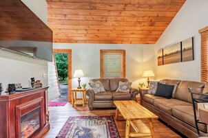 Cabana superluxo, 2 quartos, cozinha | Área de estar | TV