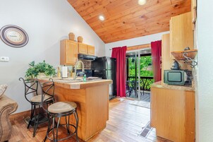 Cabana superluxo, 2 quartos, cozinha | Área de estar | TV