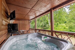 Cabana superluxo, 2 quartos, cozinha | Área de estar | TV