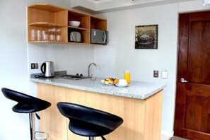 Apartamento, 2 quartos | Cozinha privada | Frigobar, micro-ondas, cooktop, chaleira elétrica