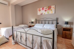 Quarto triplo clássico, suíte | Roupas de cama premium, frigobar, cofres nos quartos, escrivaninha