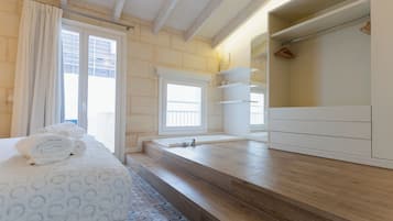 Quarto Duplo Superior | Roupa de alta qualidade, secretária, cortinas/cortinados opacos