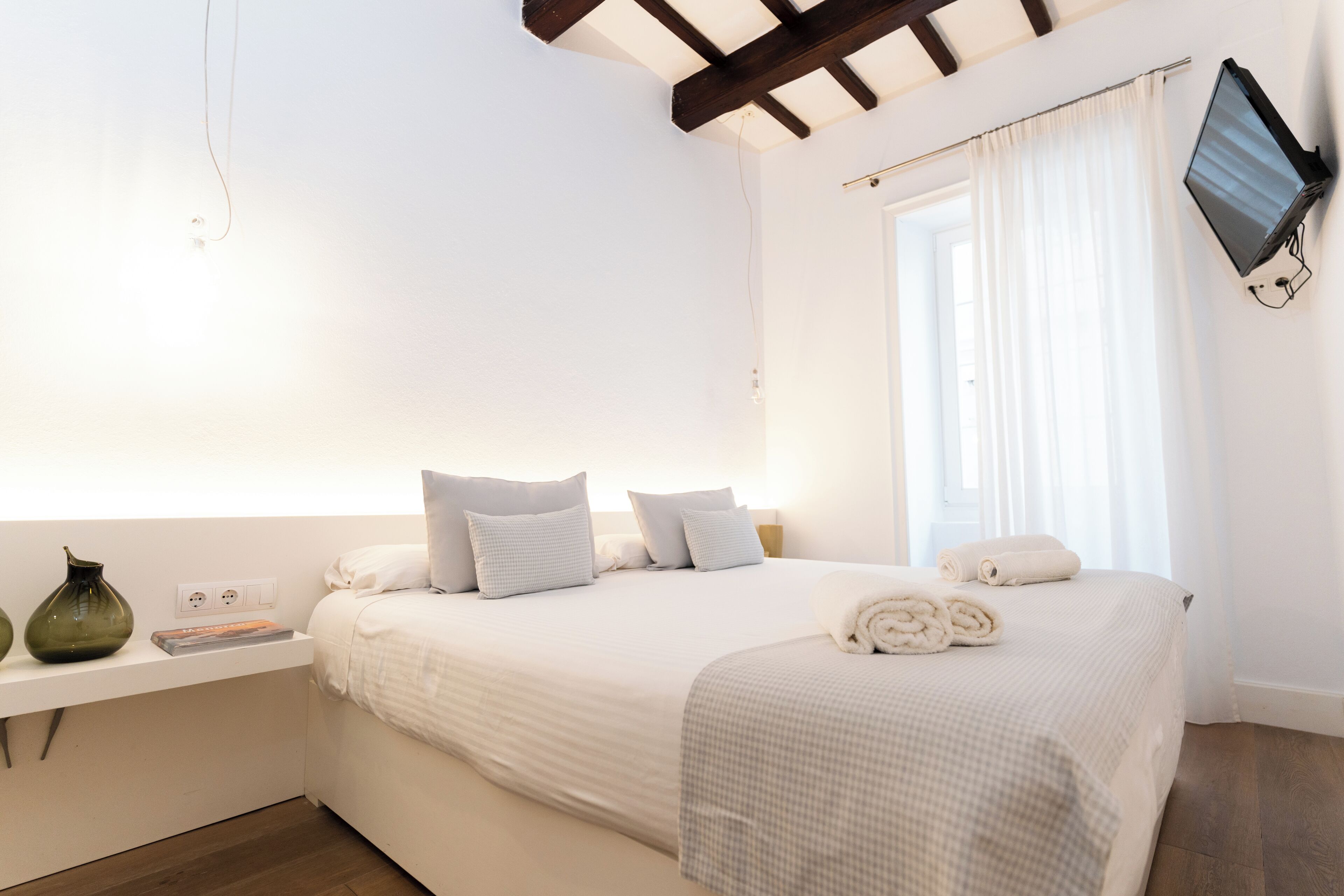 Quarto Duplo | Roupa de alta qualidade, secretária, cortinas/cortinados opacos 