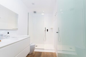 Quarto casal | Banheiro | Produtos de toalete grátis, secador de cabelo, toalhas de banho 