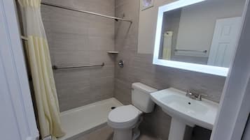 Quarto Duplo, 2 camas de casal | Casa de banho | Um polibã, artigos de higiene pessoal grátis, toalhas fornecidas