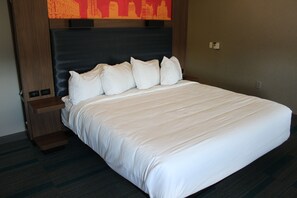 Quarto, 1 cama king-size (Mobility Accessible, Roll-In Shower) | Camas de colchão pillowtop, cofre no quarto, secretária 