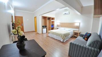 Suite Executiva | Minibar, cofre no quarto, secretária, cortinas/cortinados opacos