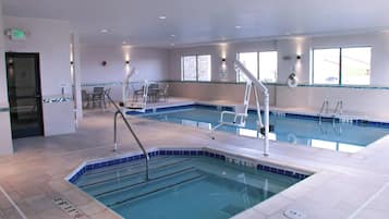 Área de piscina com várias pistas, sala de trocas e espaço para sentar.