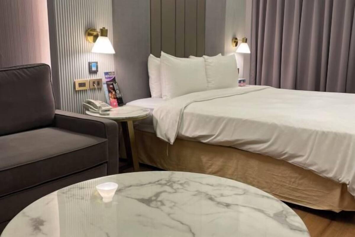 Roupa de alta qualidade, minibar, secretária