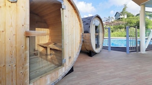 Cabanas de spa em madeira com portas de vidro, piscina e deck.