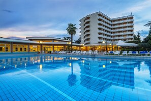 4 piscinas exteriores, guarda-sóis, espreguiçadeiras 