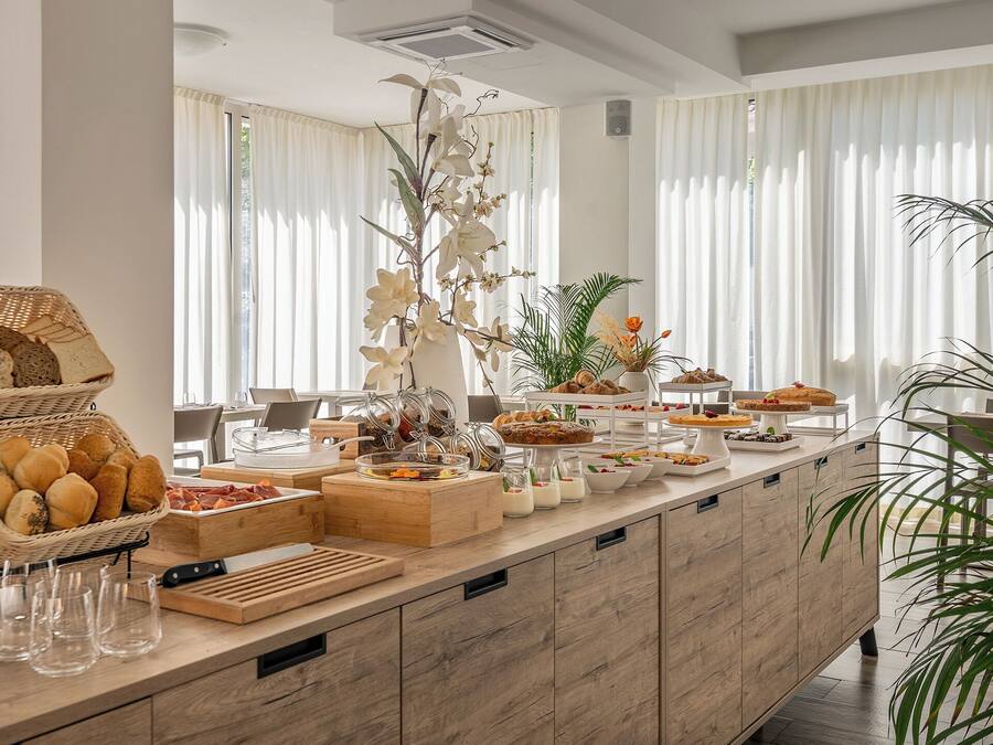 Café da manhã com buffet grátis todos os dias