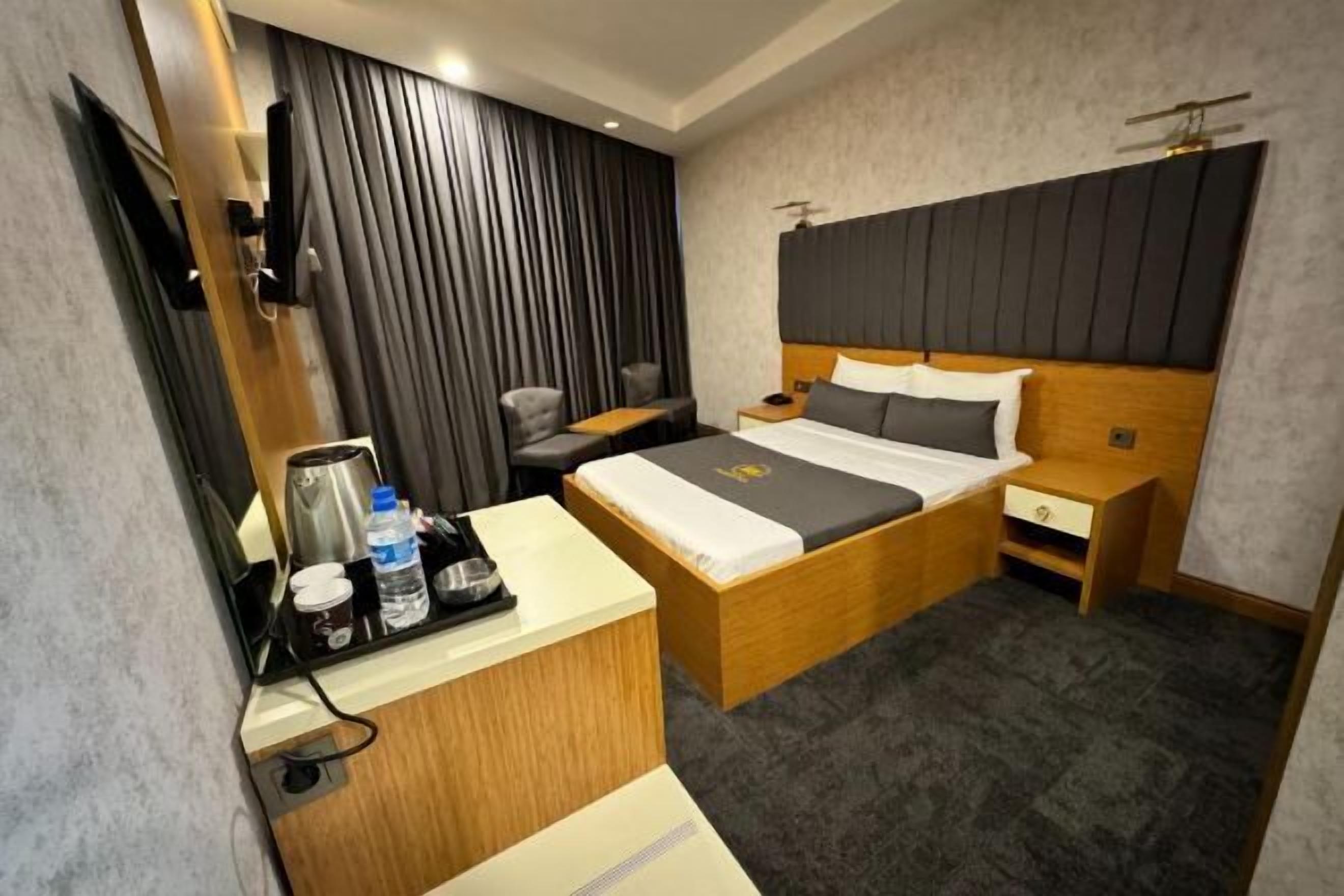 Roupa de alta qualidade, minibar, cofre no quarto 