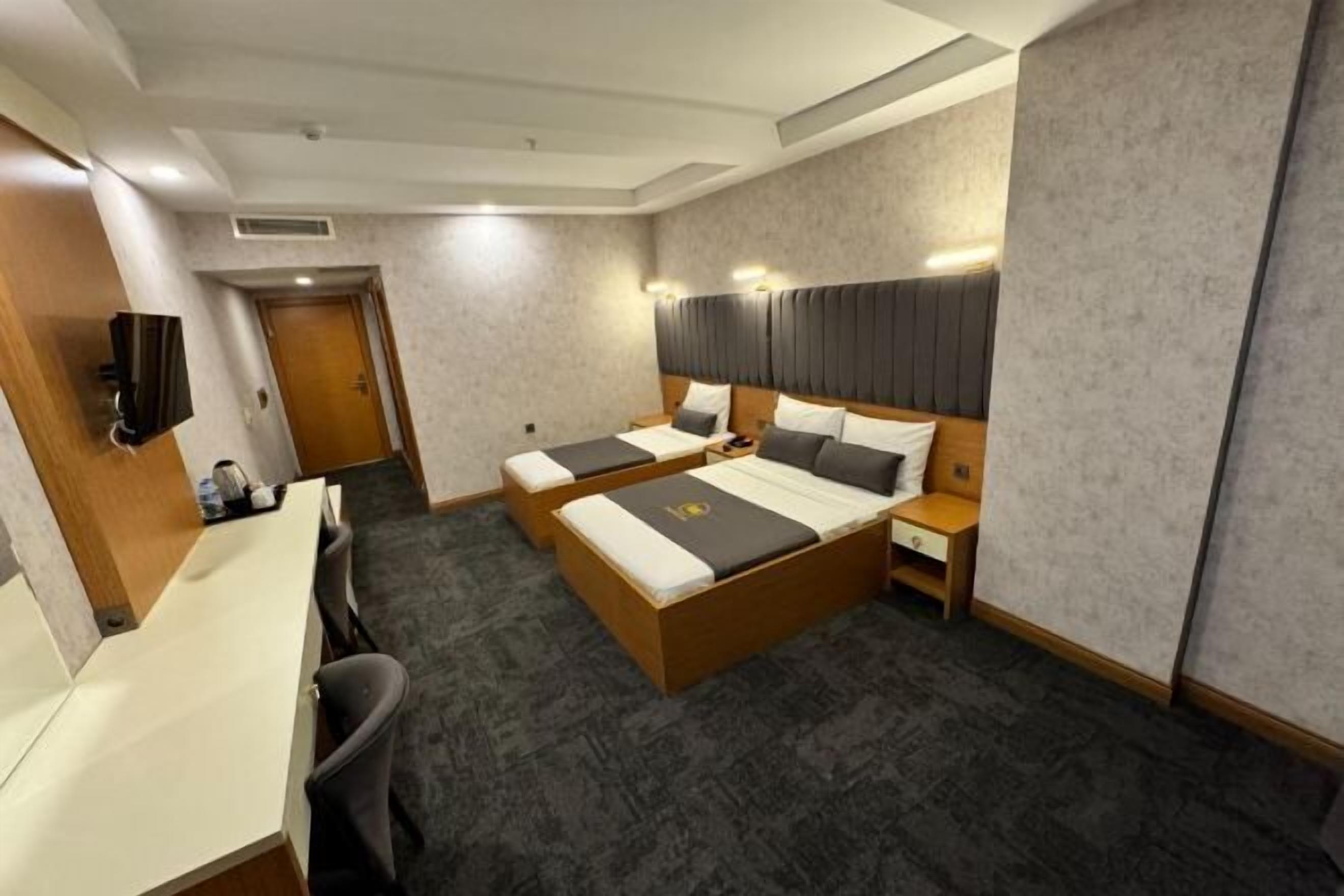 Roupa de alta qualidade, minibar, cofre no quarto 