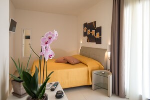 Minibar, cofre no quarto, secretária, berços/camas para crianças grátis 