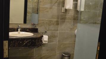 Quarto Superior, Vista para a cidade | Casa de banho | Um polibã, artigos de higiene pessoal grátis, um secador de cabelo