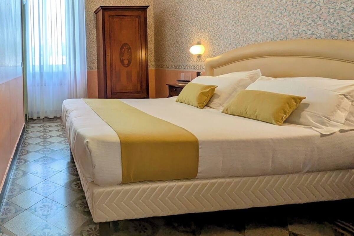 Quarto clássico | Roupas de cama premium, camas com colchões pillow-top