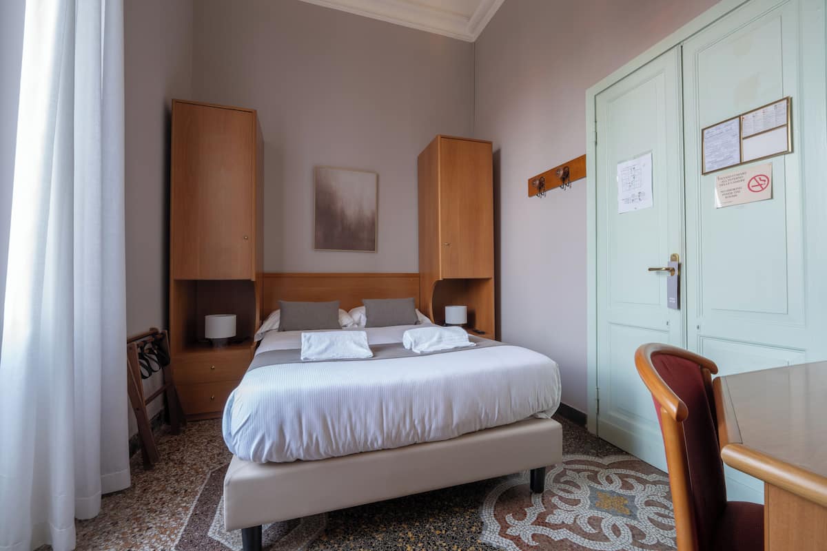 Quarto clássico, sacada | Roupas de cama premium, camas com colchões pillow-top